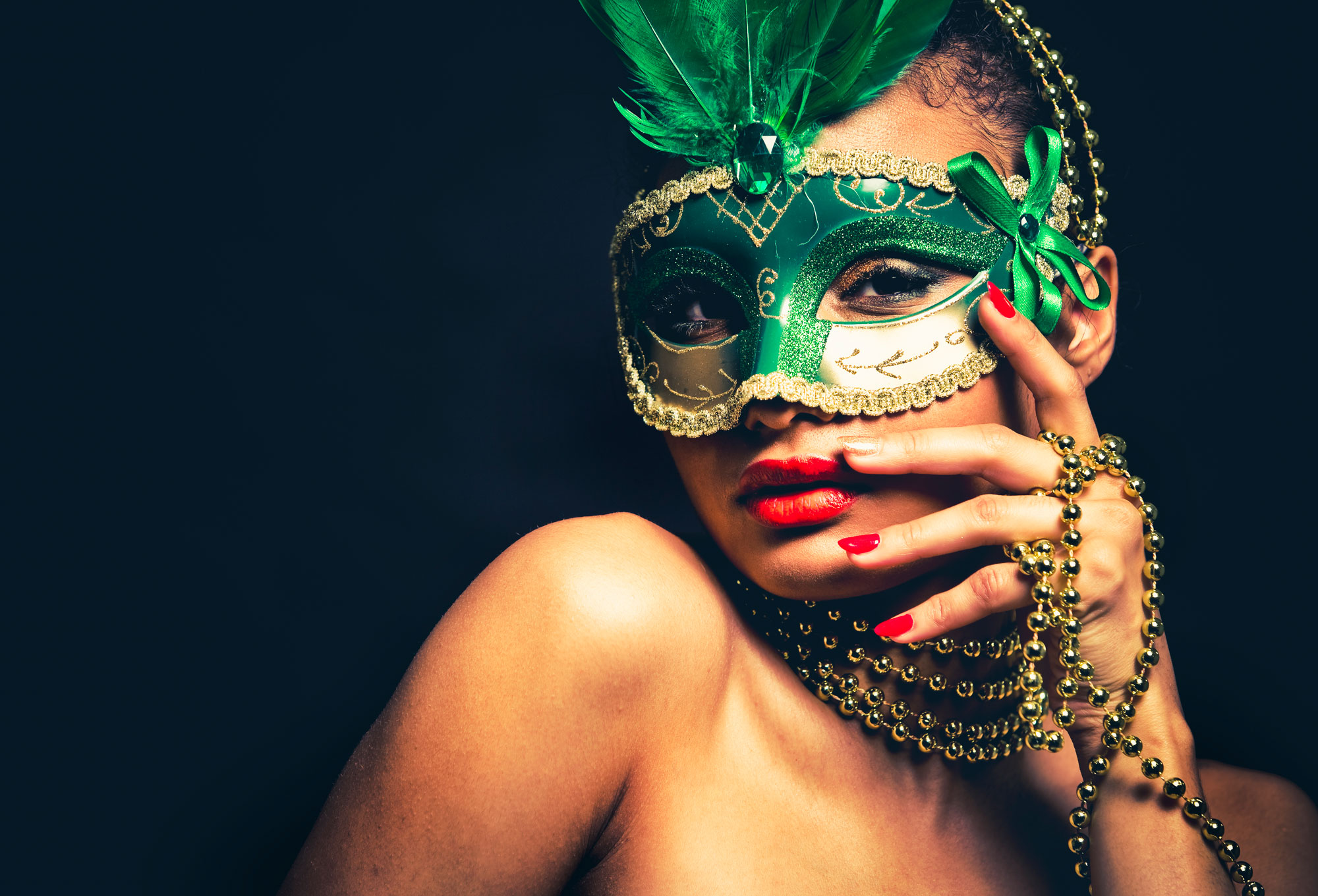 beautiful-golden-glamour-woman-flip | VISCOIP